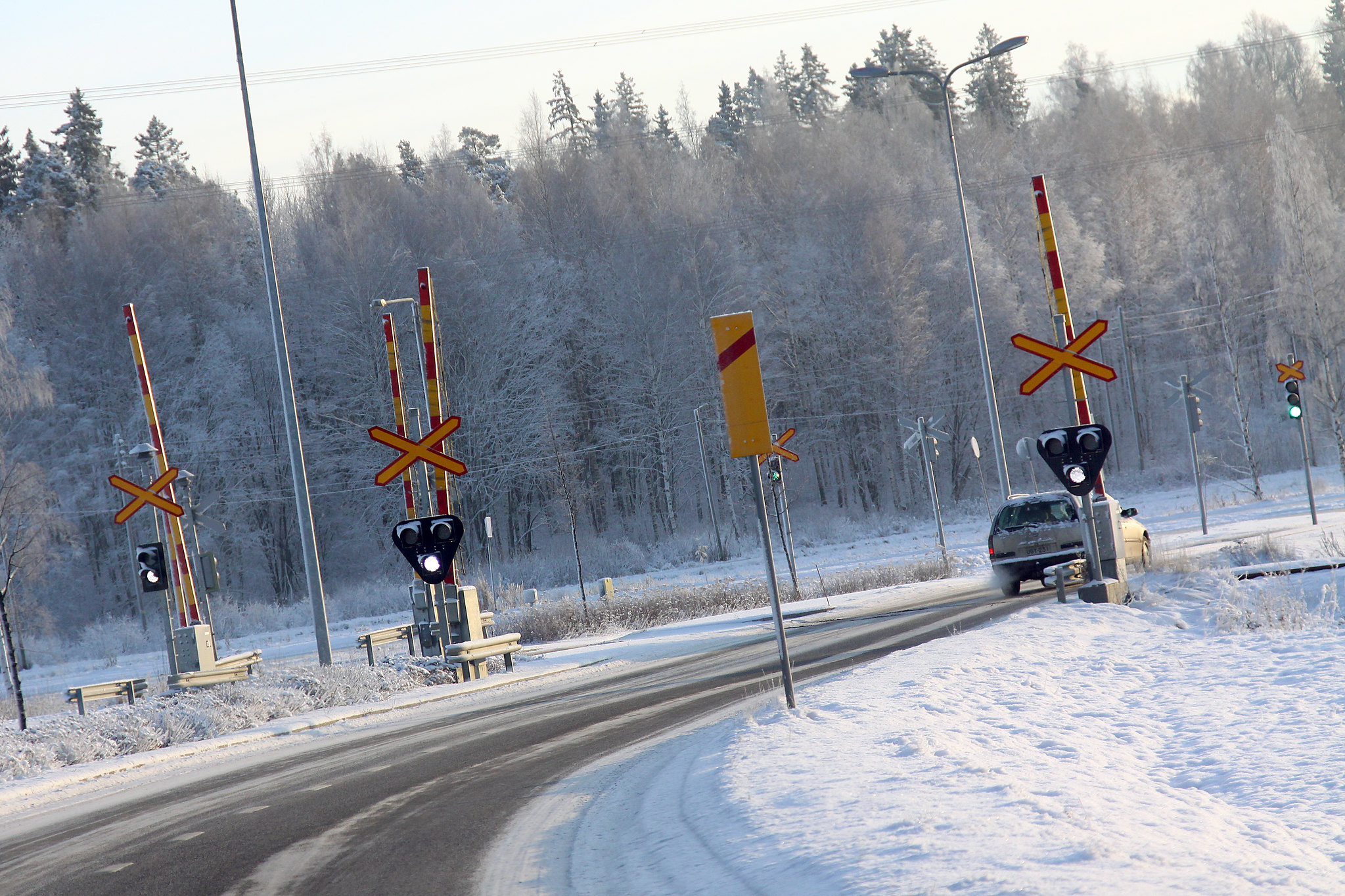 Lähesty ja ylitä tasoristeykset aina varoen - Liikenneturva