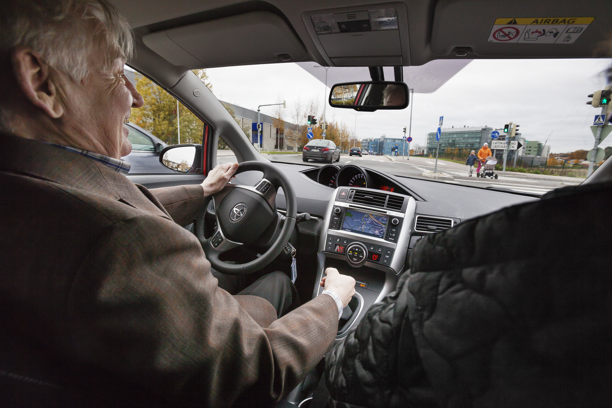 Tiedätkö, miten autosi valot toimivat? - Liikenneturva