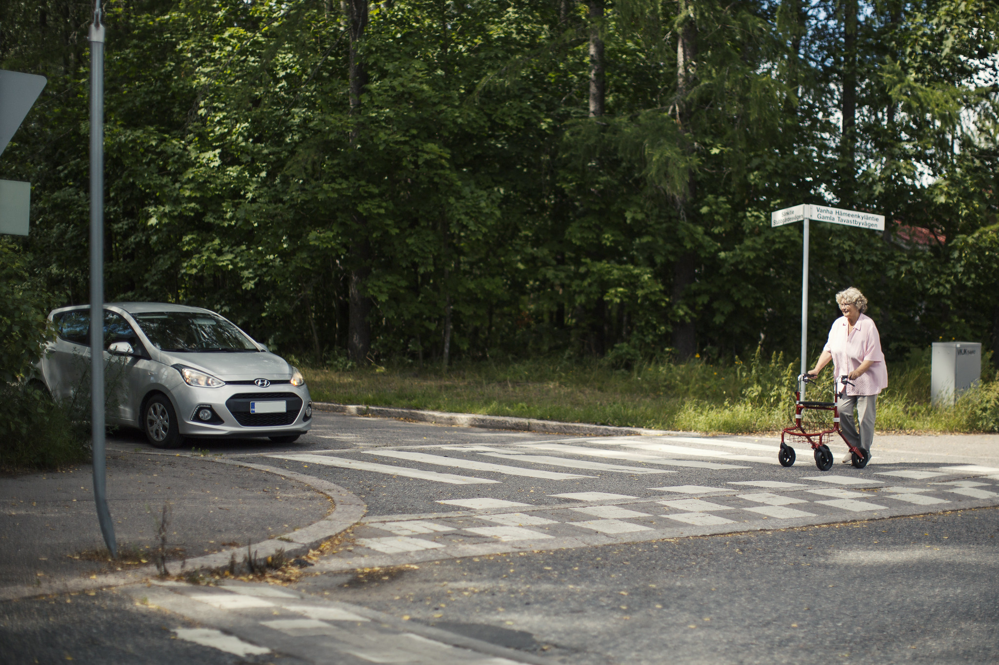 Suojatien yli turvallisesti kaiken ikää - Liikenneturva